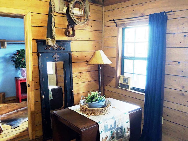 Upscale Cabin
Lake Front Porch Exotics Walk Fish - Chandler, TX