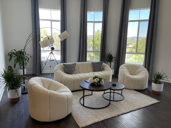 Luxury Modern Penthouse 5 Min From Magic Mountain - Santa Clarita