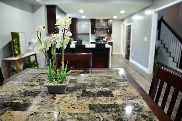 Cheerful Paradise Home 5-bed 3bath Lovely Backyard - Los Angeles, CA