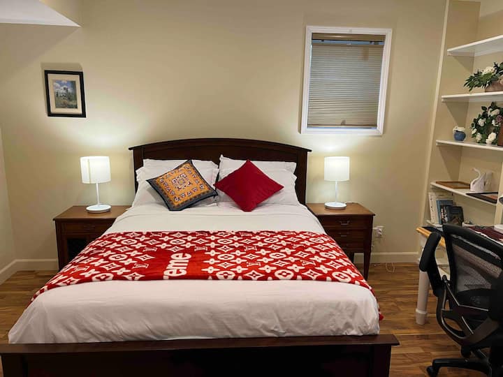 In-law Suite W Private Entrance; 2 Miles To Iu. - Bloomington, IN