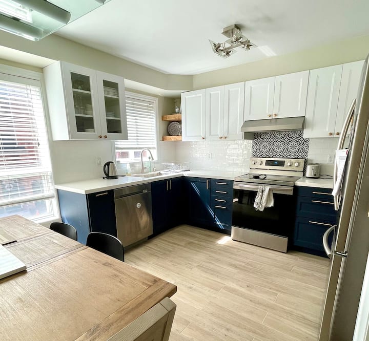 Bright Spacious Townhouse (Free Parking) - Toronto