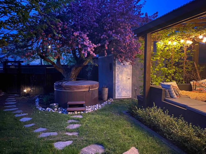 Licensed - Love Bird By The Beach W/ Hot Tub - Kelowna