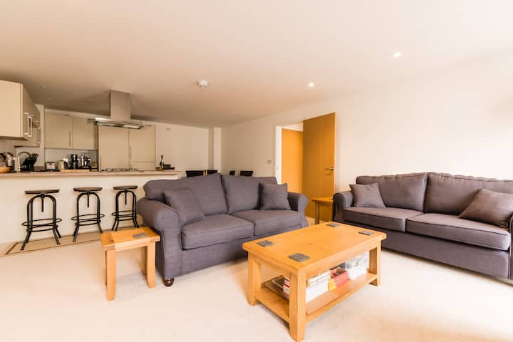 Central 2 Bed Apt | Free Parking | No Cleaning Fee - Cheltenham