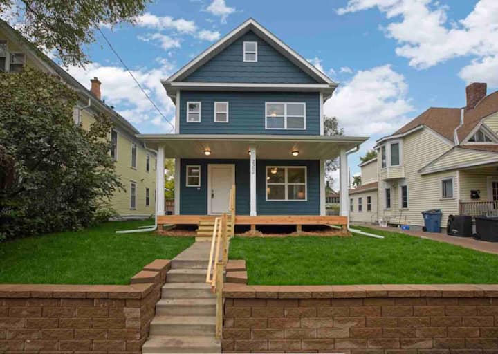 Big Blue New Build By Lux Life - Minneapolis