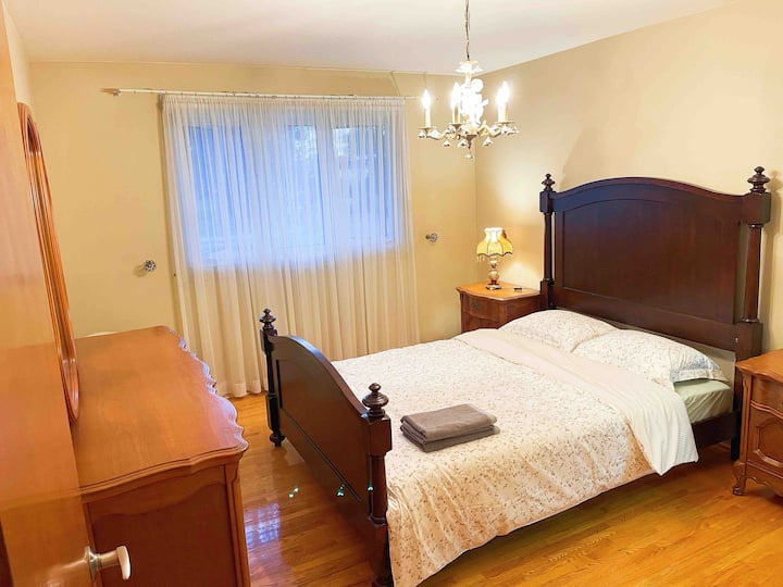 Quiet Bedroom In A Beautiful House - モントリオール