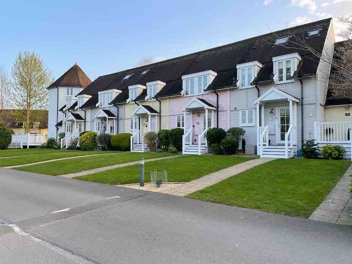 Cotswolds Lakeside Lodge With Sunny South Deck - South Cerney