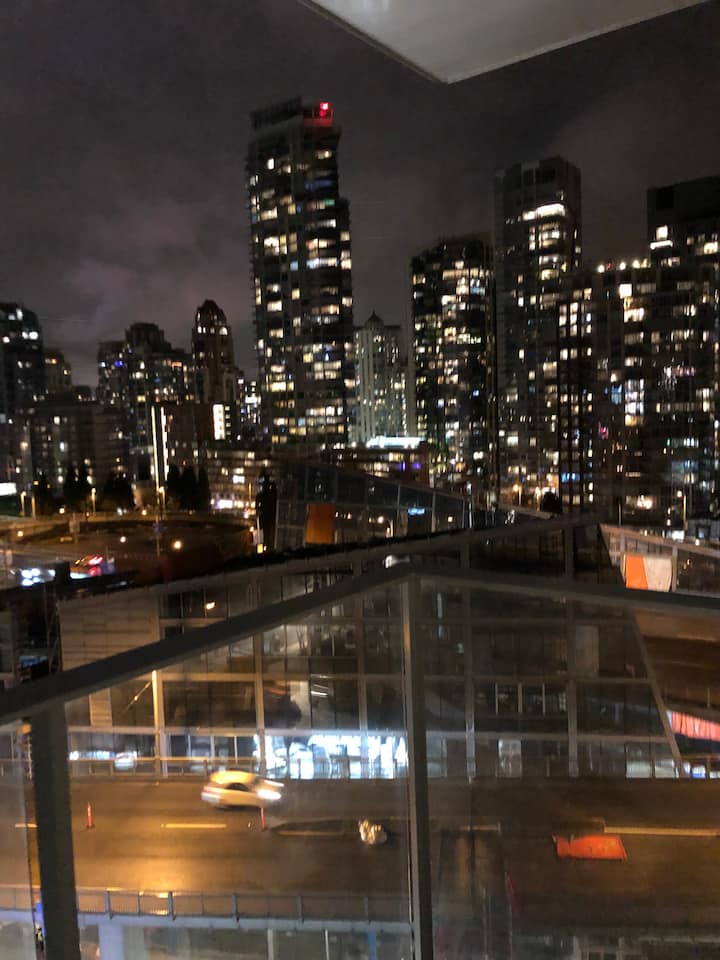 Stunning Building In Downtown Vancouver - Vancouver