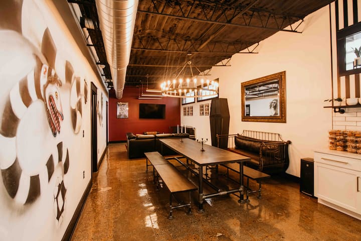 Black House Stays Sleeps 10 - Indianapolis, IN