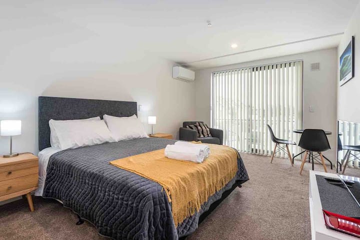 Central City Studio With Sunny Balcony - Christchurch
