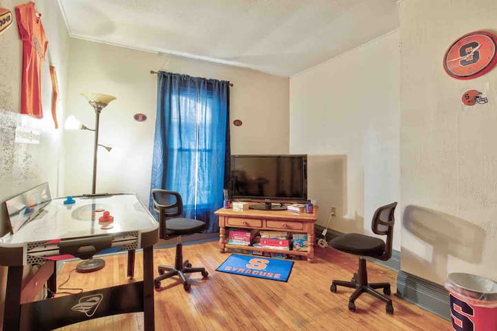 Cheerful 6 Bedroom Home With Indoor Fireplace - Syracuse, NY