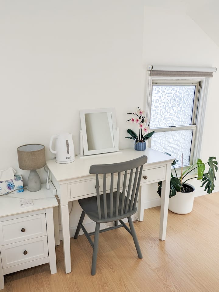 Spacious & Bright Master Bedroom With En-suite - Twickenham