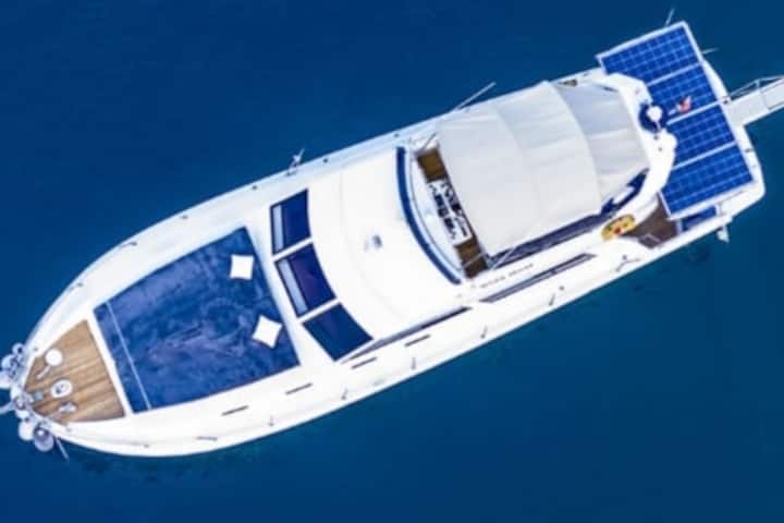 Göcek Koylarında Tertemiz Konforlu Bir Tekne - Göcek