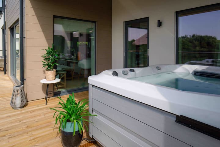 Serendipity | Cotswold Lakehouse | Hot Tub & Kayak - Cirencester