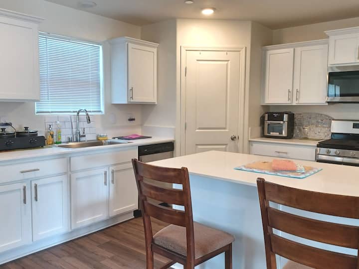 Comfy New Home To Unwind. - Tulare, CA