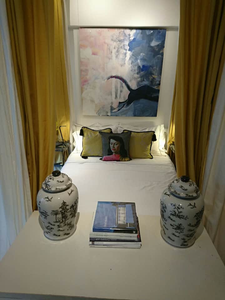 A Classic-edge Pied-a-terre In The Hub Of Soho - Wan Chai