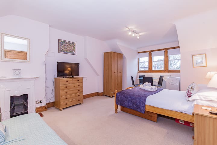 Refurbished 2nd Floor Studio - Parking On Request - Bicester