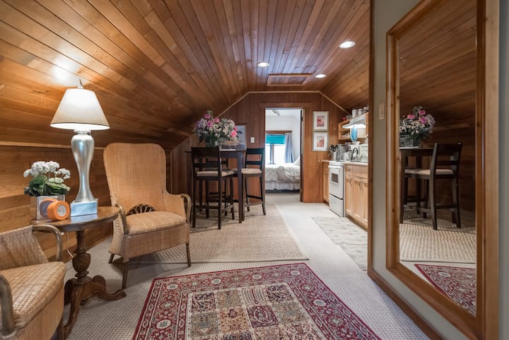 Charming Suite In Historic Grandview Woodland" - Vancouver