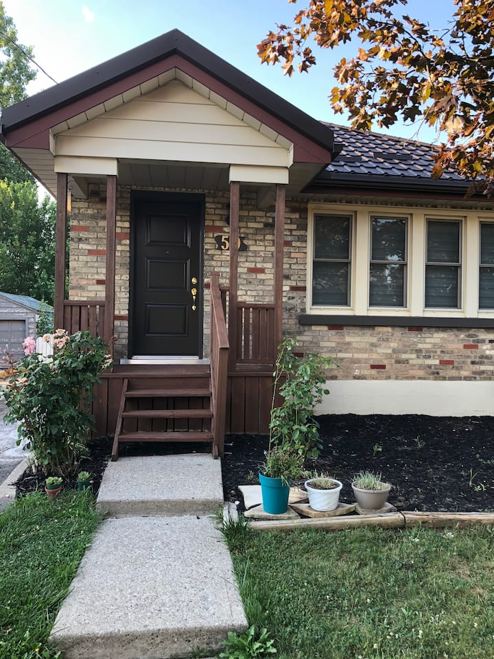 Charming Private Home Close To All Amenities - London