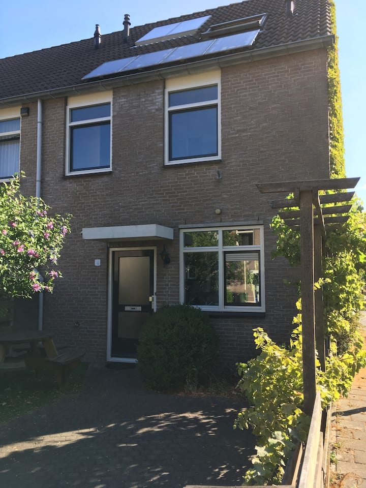 Woning, Tuin En Parkeerplaats In Rijswijk - Delft