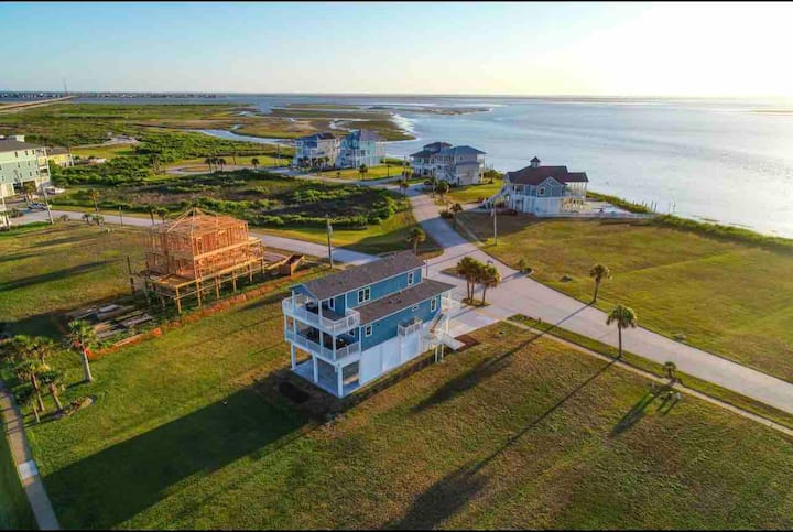 Resort Community 4 Bed/3 Bath House *Private Beach - Galveston, TX