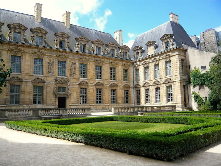 Place Des Vosges-ile Saint Louis, Air Conditioner - Paris