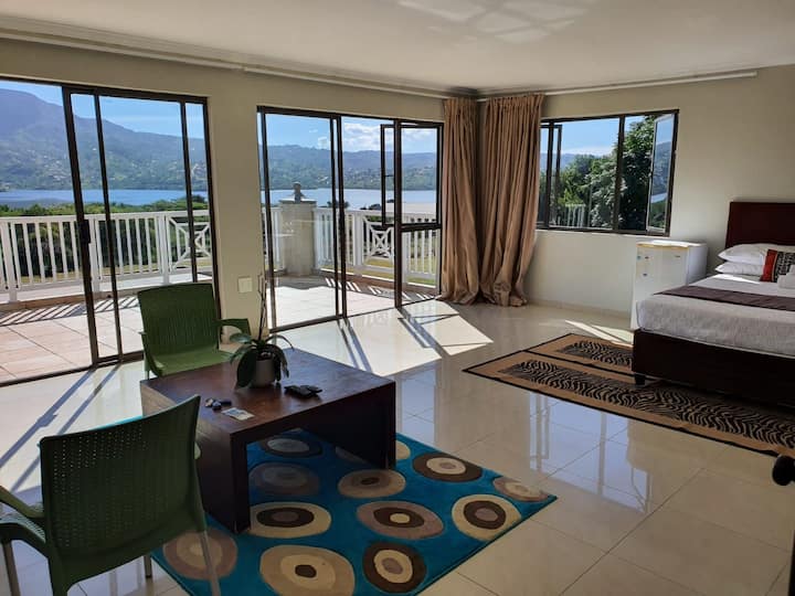 4 Sleeper At Inanda Dam Guest Lodge - Inanda