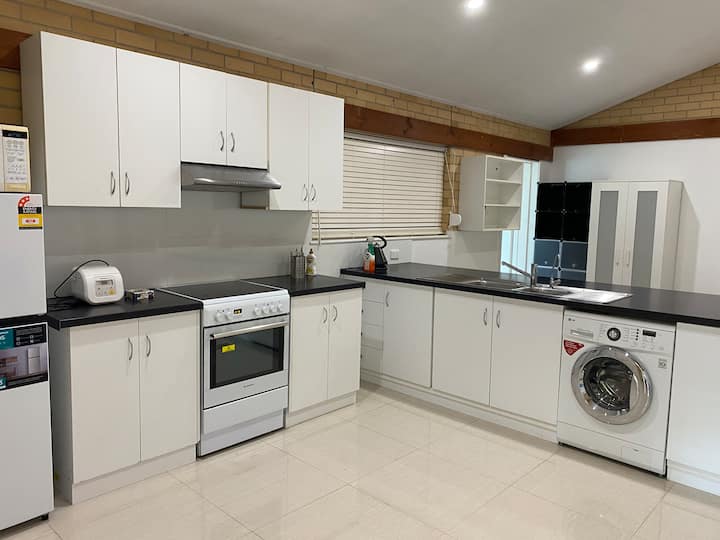 Small  Unit  Easy Check In  . - Adelaide