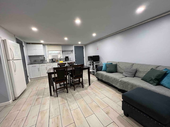 1br1ba Apt Walk To Train W Backyard Laundry - Union City, NJ