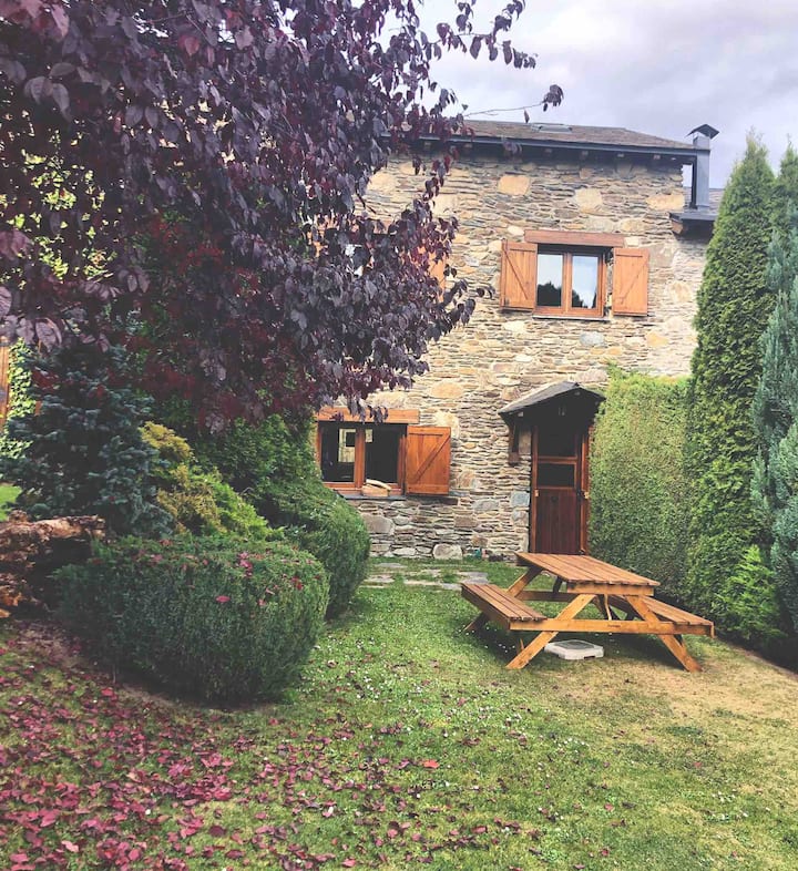 Refugio De Montaña Con Chimenea Y Confort Total - Alp, Catalonia