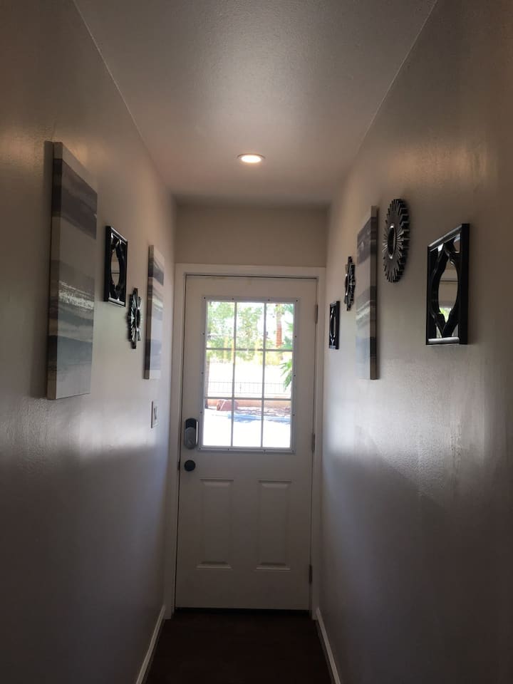 Rustic Bungalow Spacious And Secure. - Las Vegas