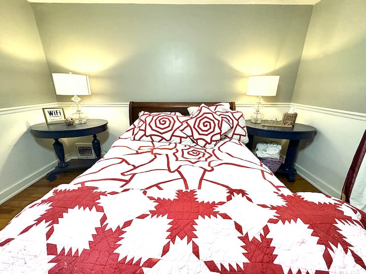 Private Upstairs Bath With Large Beautiful Room - Cape Girardeau, MO