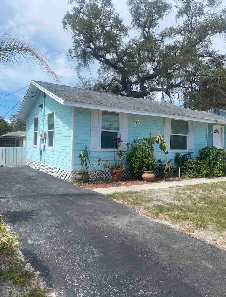 Cozy And Cheerful 2 Bedroom Home Close To Beaches - Dunedin, FL
