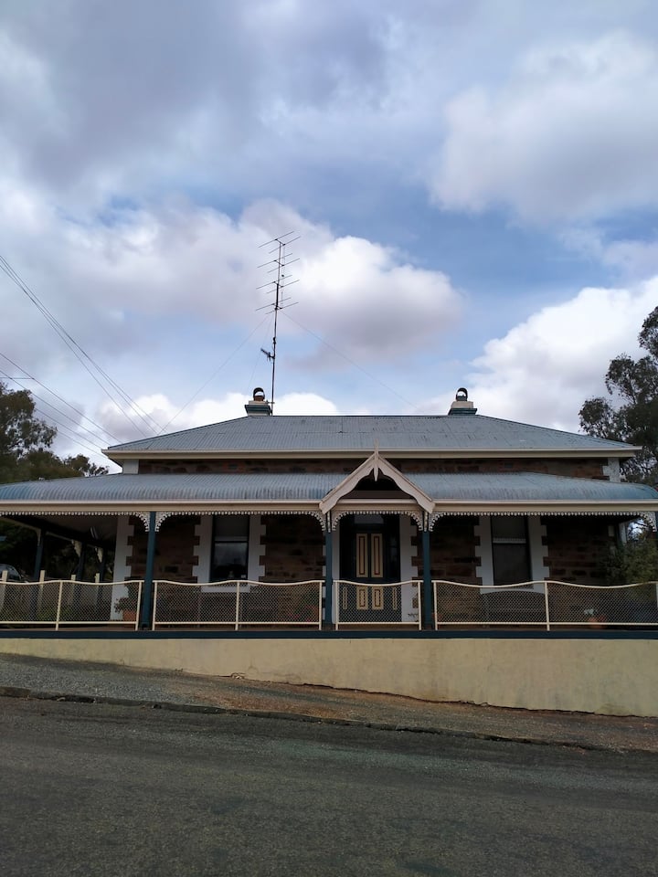 Welcoming 2 Bedroom (Sleeping Up To 5 Guests ) House Situated Right On The Corner Of The Heysen Trail In The Heritage Listed Town Of Burra Sa.
Only 25 Minutes From The Wine Region Of The Clare Valley - Burra