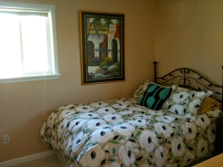 1 Bedroom With Private Bath In A 5 Bedroom Home - Boulder, CO