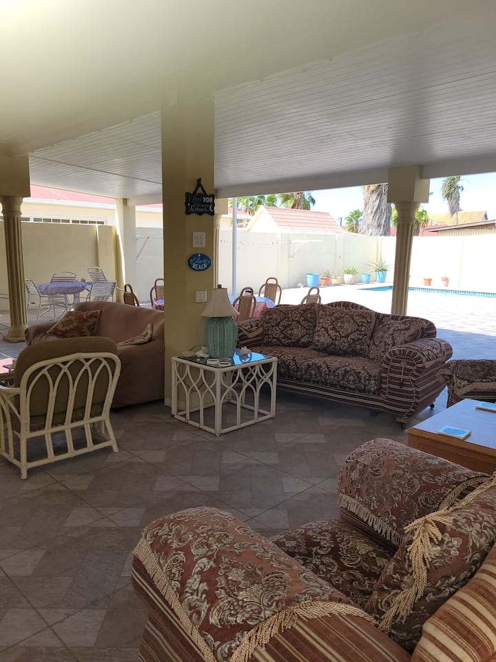 Pool,  2 King, 1 Queen, 4 Twin Beds.  Sleeps 10. - Aruba