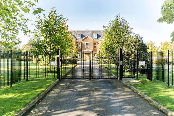 Charming, 'Home From Home' Gem! - Slough