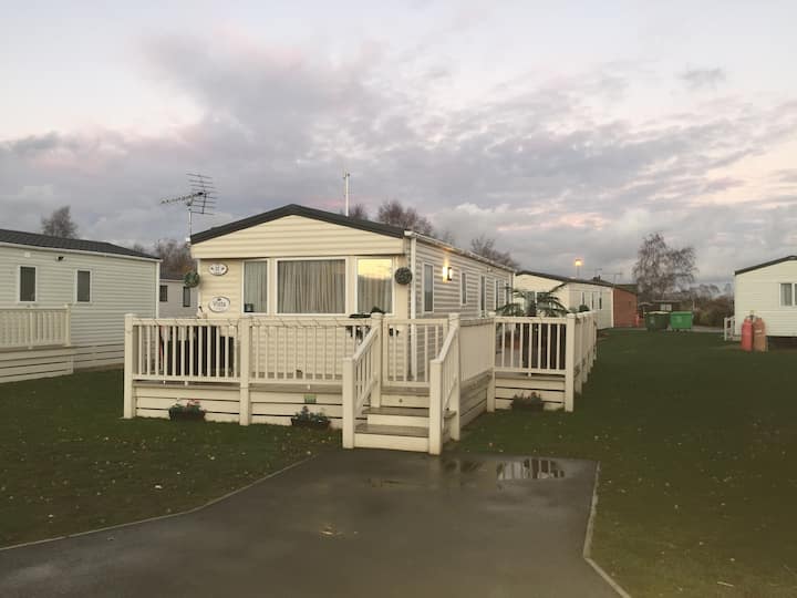 We Have Two 3 Bedroom Standard Caravans To Rent - Woodhall Spa