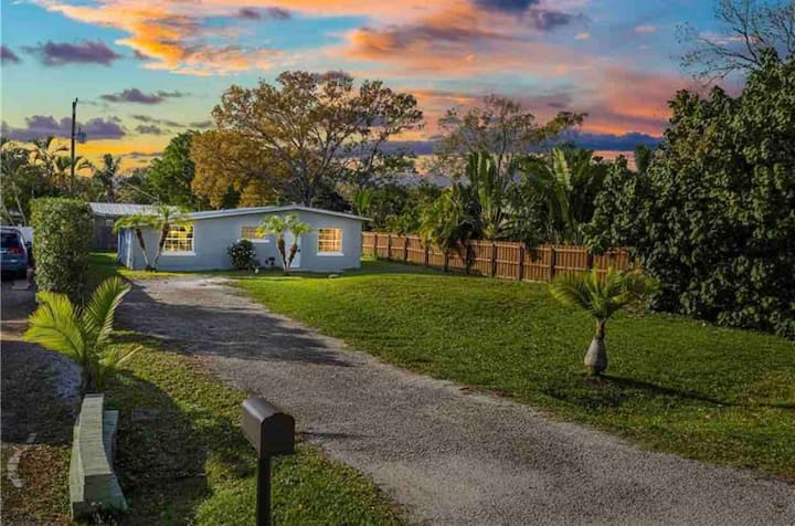 Cozy Cottage Close To Beaches + Bonus Room - Vero Beach, FL