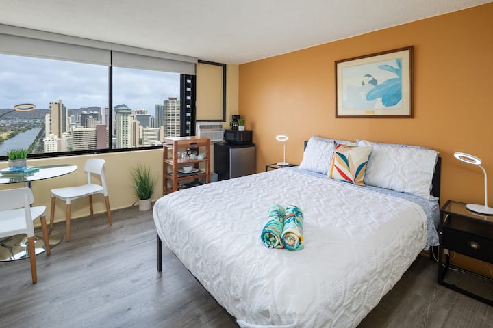 *Waikiki Views* - Honolulu