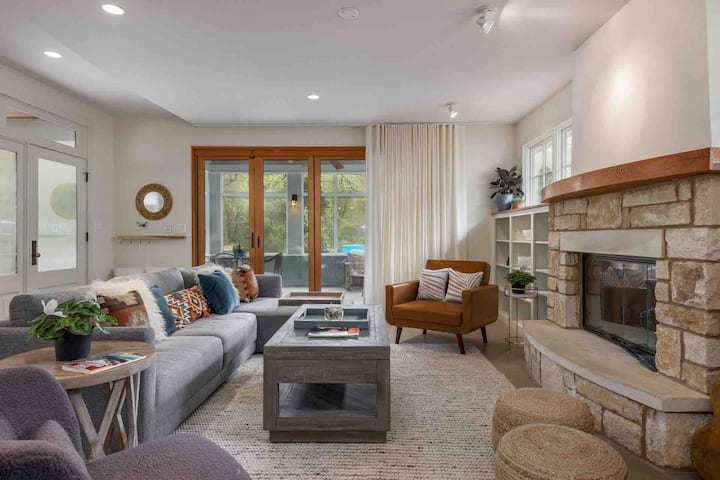 Clarksville Modern Luxury Vacation Home - Austin, TX