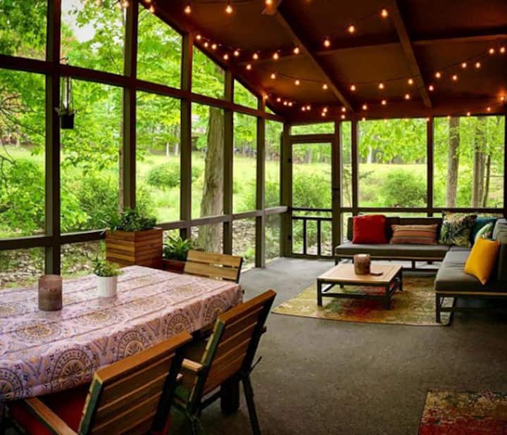 Modern Pocono Escape With Hot Tub & Pool Access - Bushkill, PA