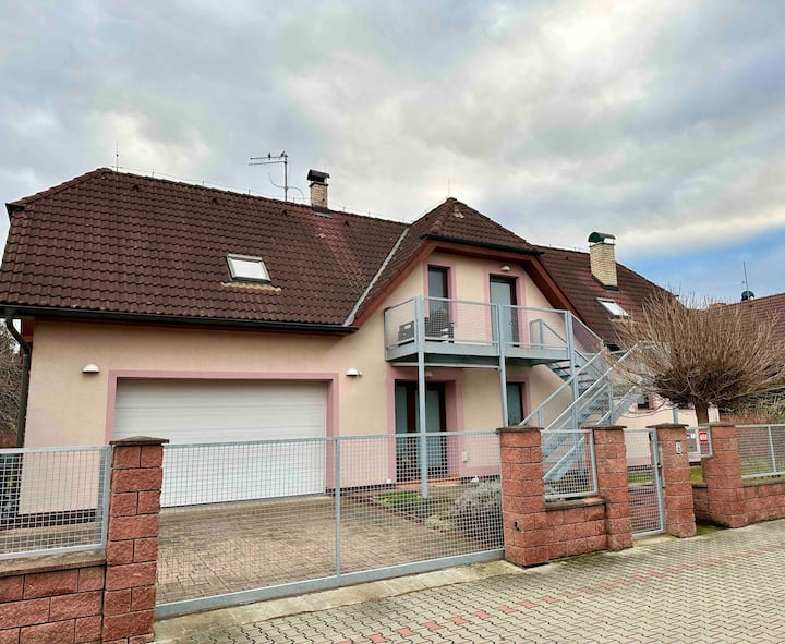 Prostorný Byt Pro Rodinu 120 M, Dvě Ložnice - Prague Václav Havel Airport (PRG)