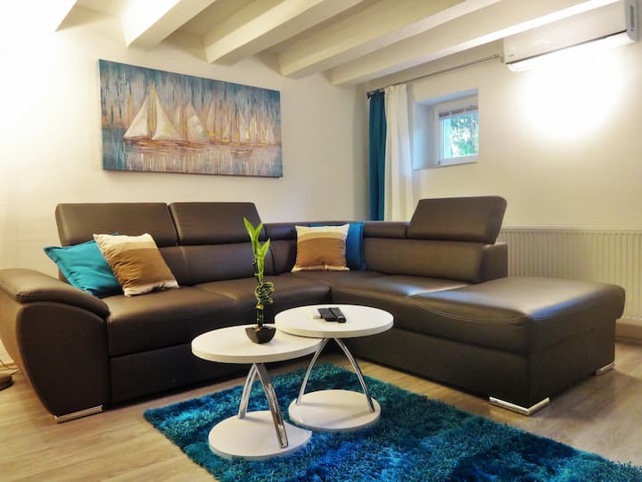 Comfy 2 Bedroom Apt Wi-fi/ac/parking, Sleeps 6 - Zagreb