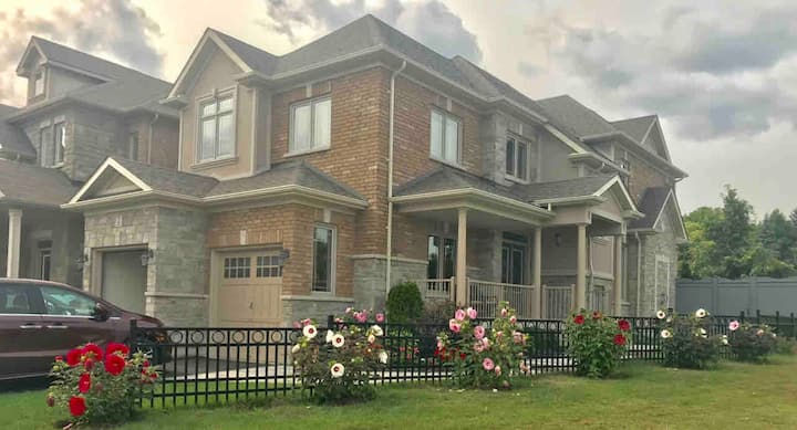 Close To Everything! Bright & Spacious W/ Big Yard - Pickering