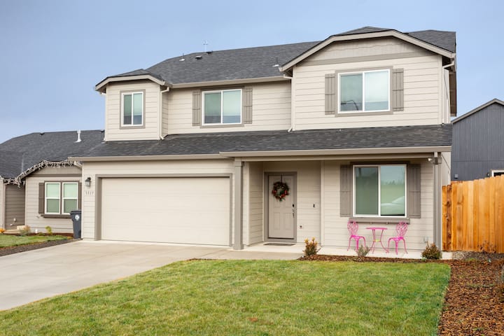 New 5  Bedrooms, Top 82" 4k Tv!  Fiber, 4k Tv - 메드퍼드