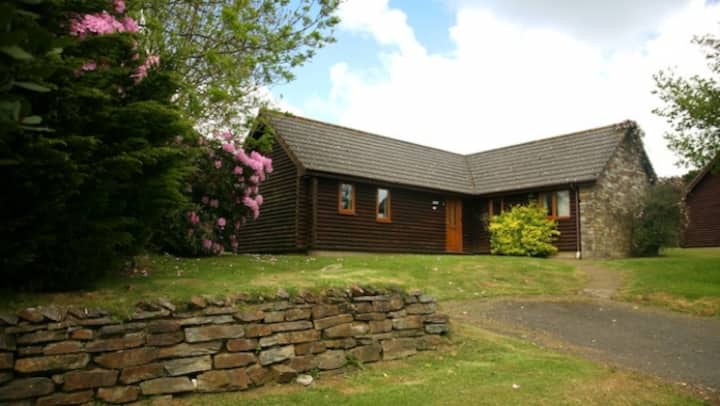 Bodmin Bungalow, Sleeps 8, Pool, Gym, Tennis, Cafe - Bodmin