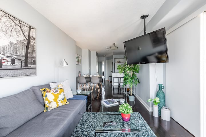 Urban Stay • 1br King Bed • Sleeps 4 • Parking - Toronto