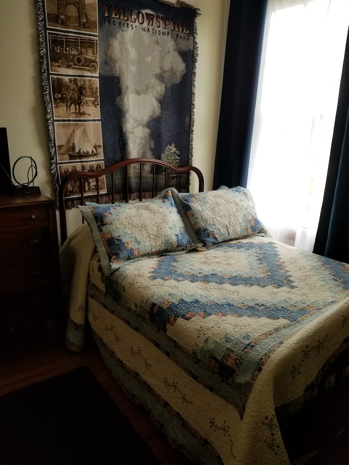 Grand Historic Grabow “Geyser” Studio (32) - Livingston, MT