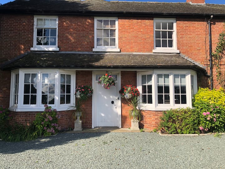 Beautifully Located Farmhouse Stay In Shropshire - Staffordshire