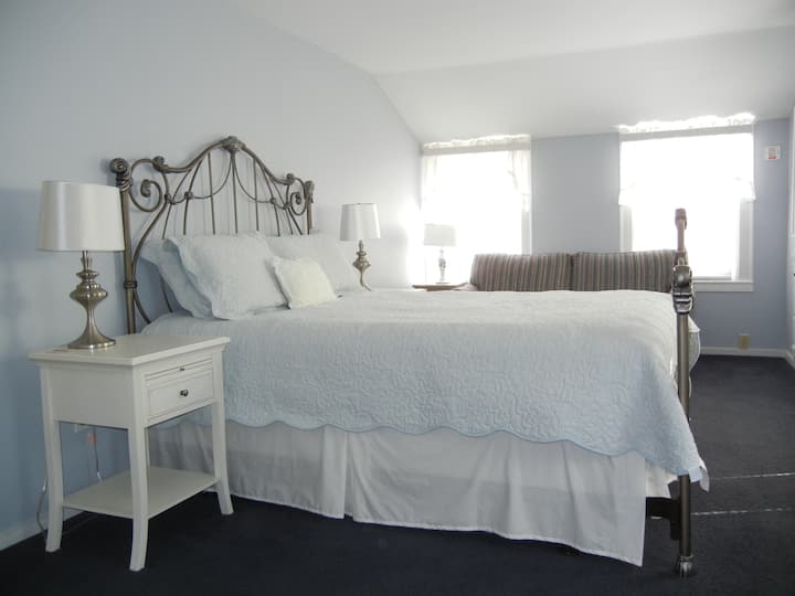 Room 3 Queen Bed - Barnaby Inn - Harwich, MA